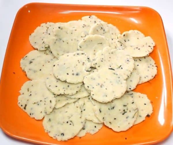Crispy Methi Mathri Recipe - Indian Snacks Recipe - Mints Recipes